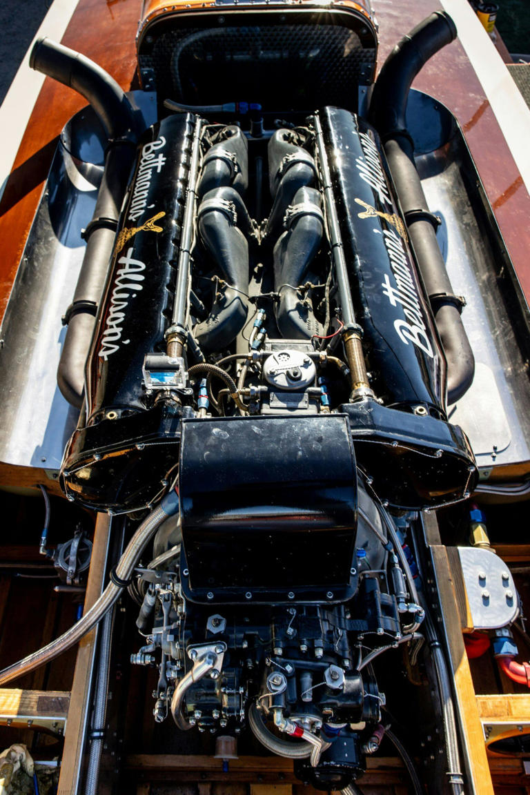 Piloting a 1600-Hp Vintage Hydroplane Is a Visceral Thrill