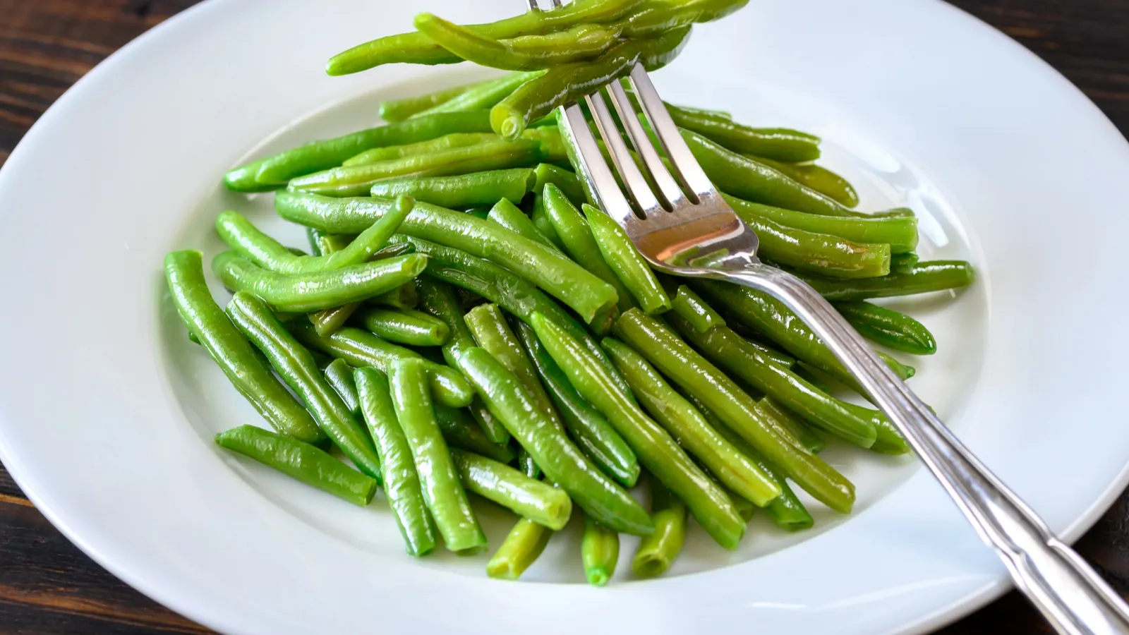 This bacon wrapped green bean recipe makes vegetables impossible to ...