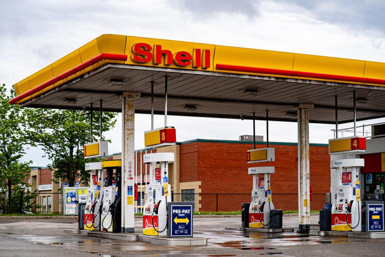 Gas prices are dropping tomorrow across Canada and these spots will ...