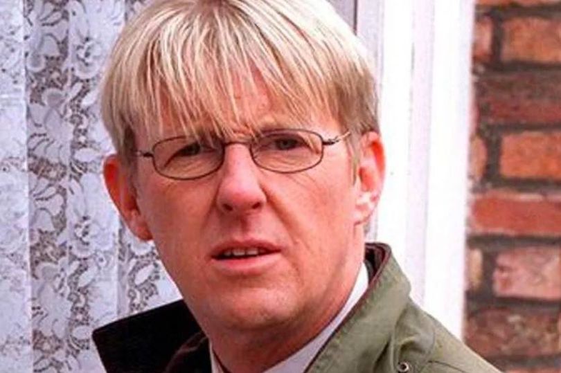 Coronation Street fans beg for Curly Watts' return after 22 years away ...