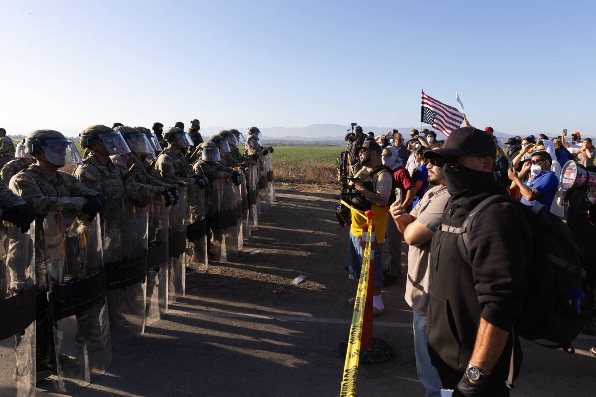 Chaotic protest in California as agents conduct immigration raid