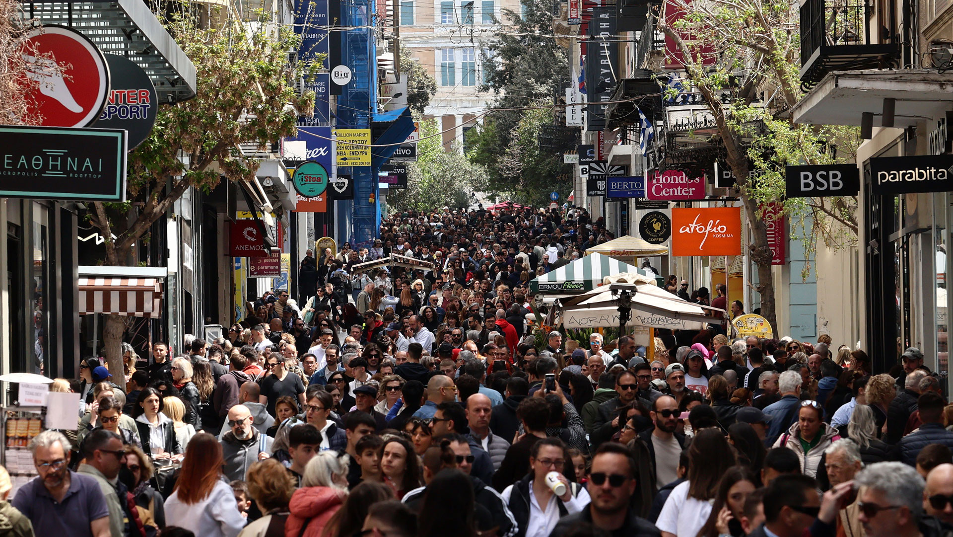 Ξεκινούν οι εκπτώσεις τη Δευτέρα – Ποια Κυριακή θα ανοίξουν τα καταστήματα