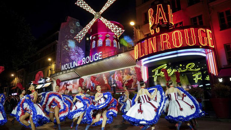 Le Moulin Rouge fait la fête : les ailes emblématiques du cabaret ...