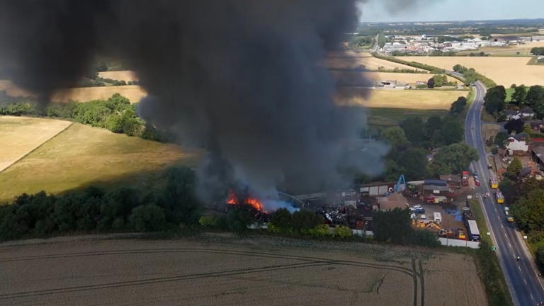 Yorkshire fire: Dramatic moment thick black smoke pours from large ...
