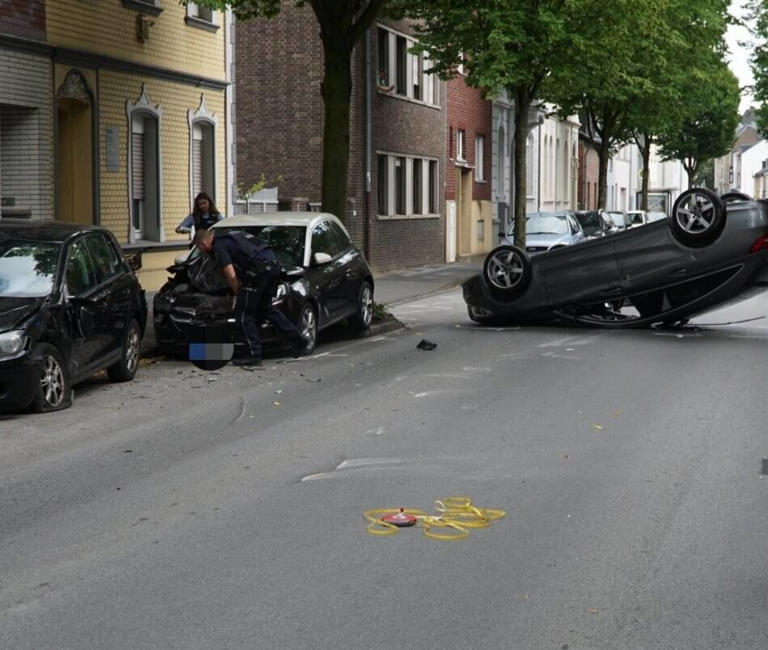 Auto landet bei Unfall auf dem Dach