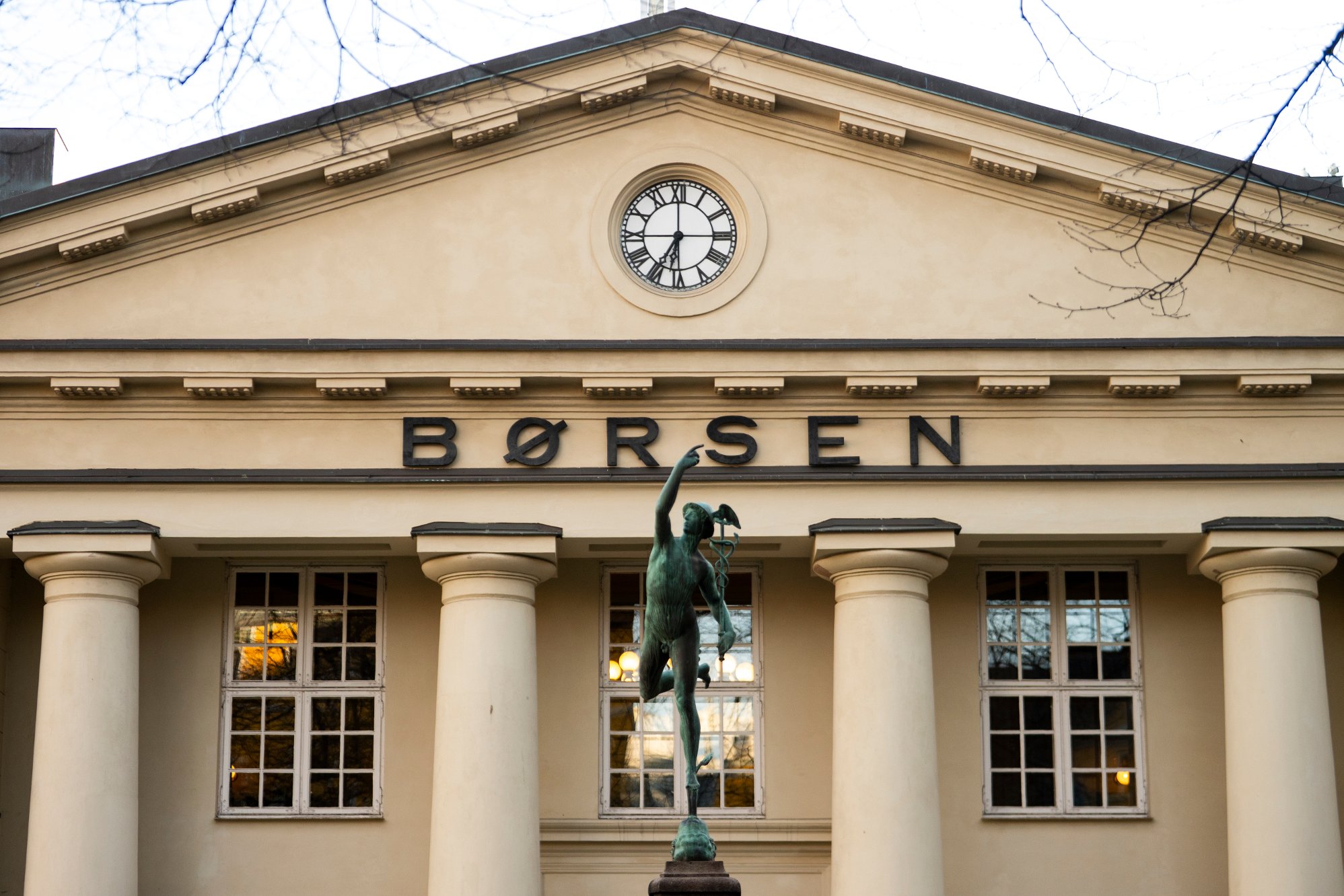 Oslo Børs endte uka i rødt – DNB falt som en tung pengesekk