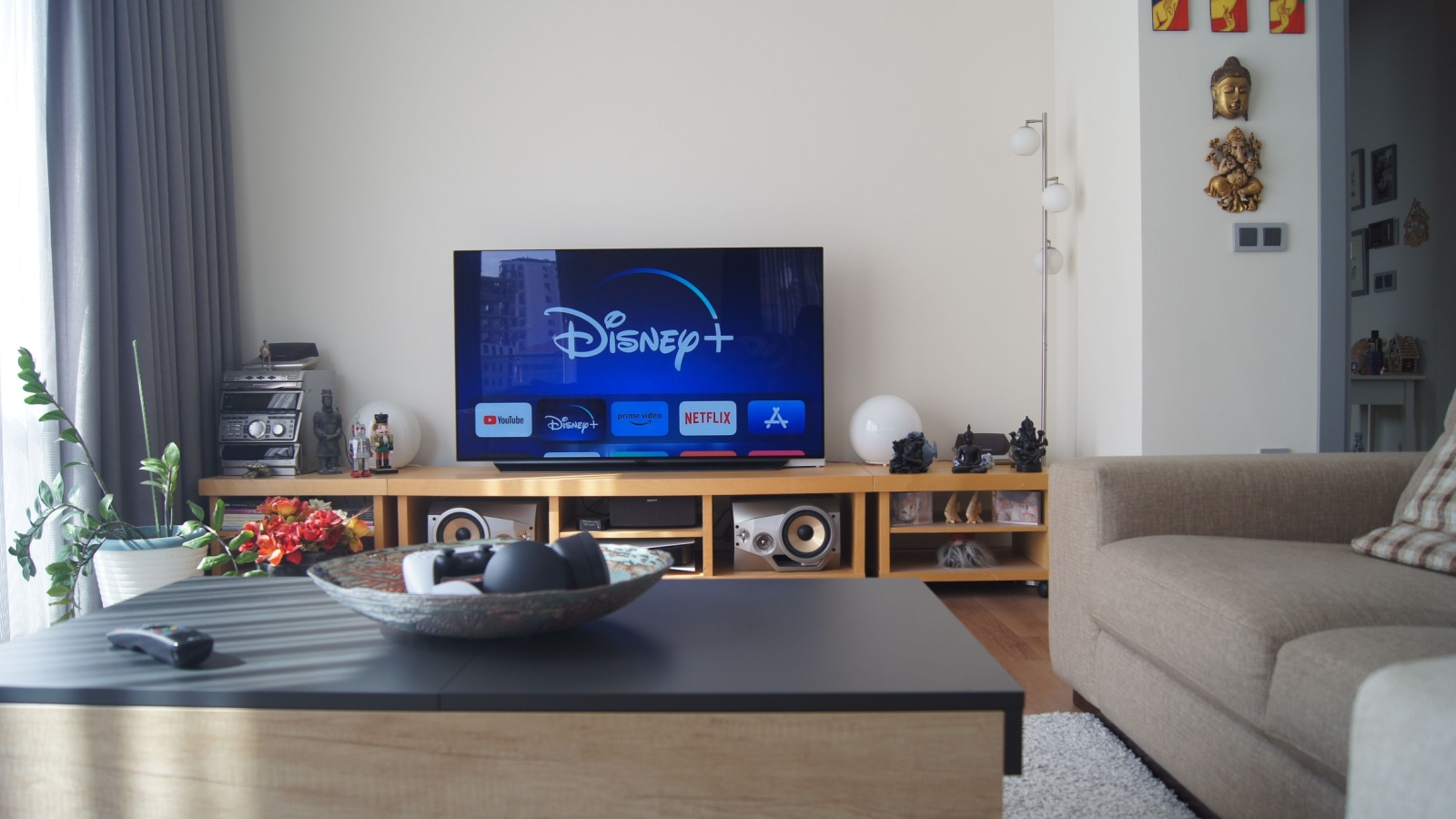 Samsung’s 32-inch OLED monitor now comes with built-in office tools