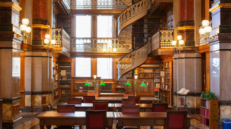 Iowa's Prettiest Library Just Outside Of Des Moines Is Known For ...