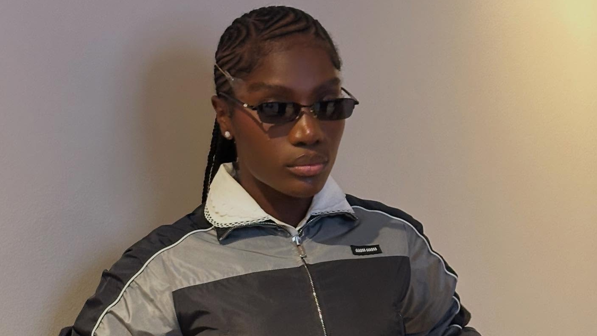 Esta rapper cola fita adesiva no rosto para sua rotina de beleza