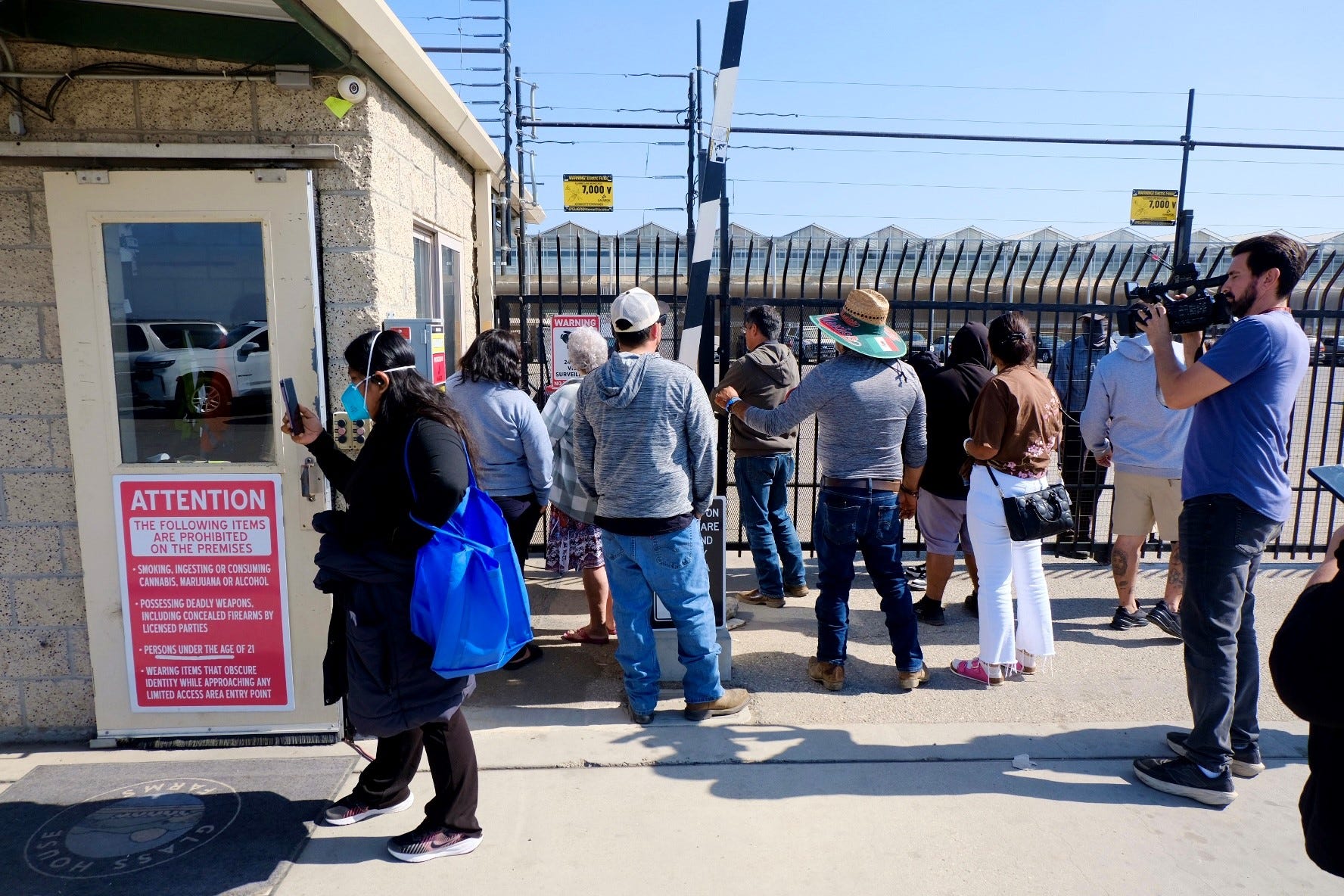 Hundreds arrested in immigration raid at 2 California farms; workers ...
