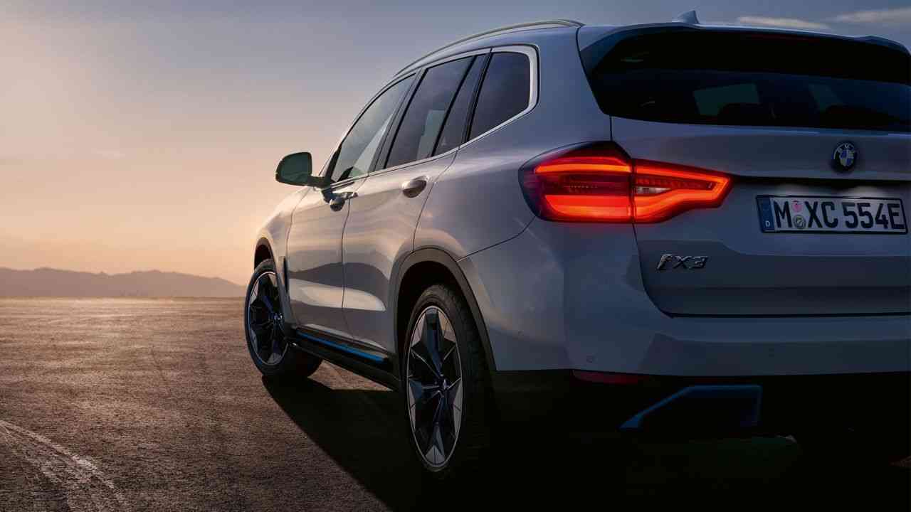 BMW advances and tests automatic turn signal that understands the route ...