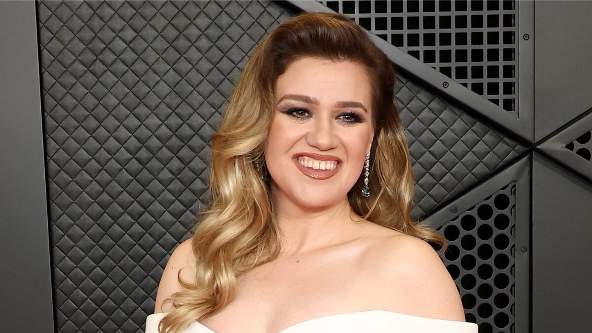 Kelly Clarkson Eyeing A 'Shift' Amid 'Demanding' Schedule