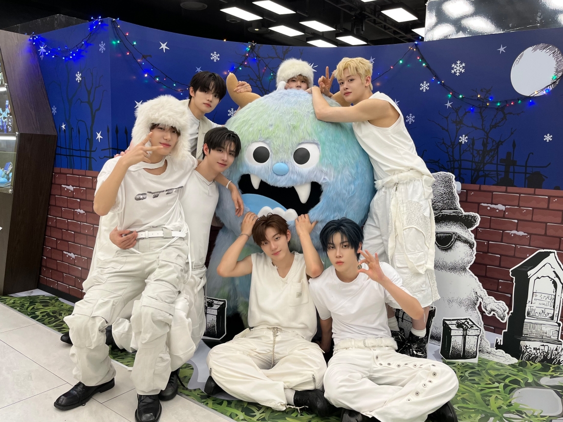 “여름에 내린 하얀 축제”…클로즈 유어 아이즈, ‘Snowy Summer’ 팝업스토어→서울서 글로벌 팬 열기