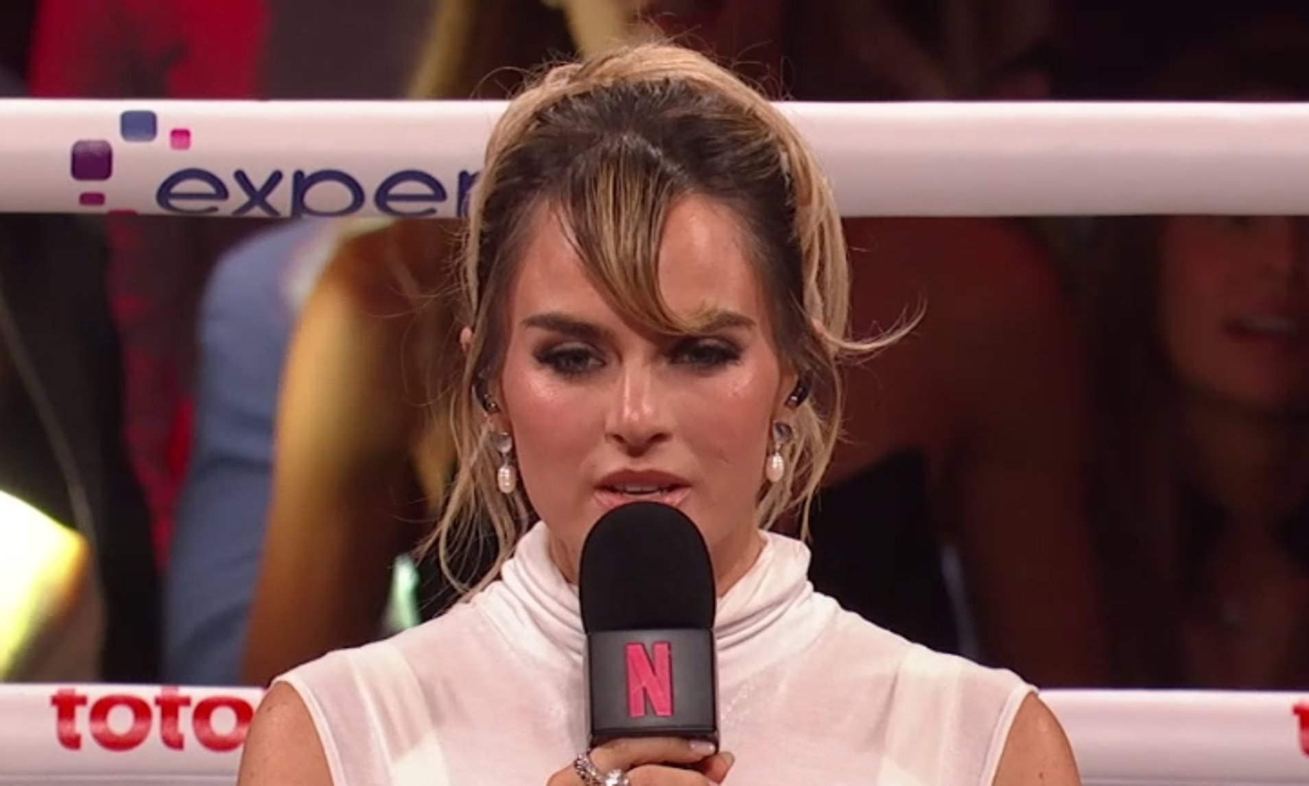 Fans all say the same thing as 2000s pop icon resurfaces to sing ...