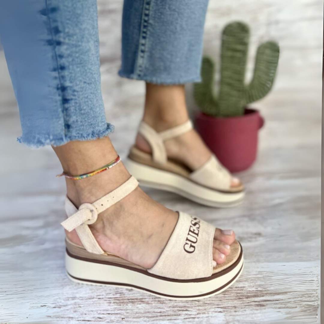 Sandalias con estilo de lujo sin arruinarte: el modelo de Guess que lo ...