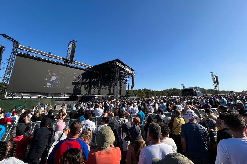 Oasis' Liam Gallagher says 'tell you what' as he's blown away by crowd ...