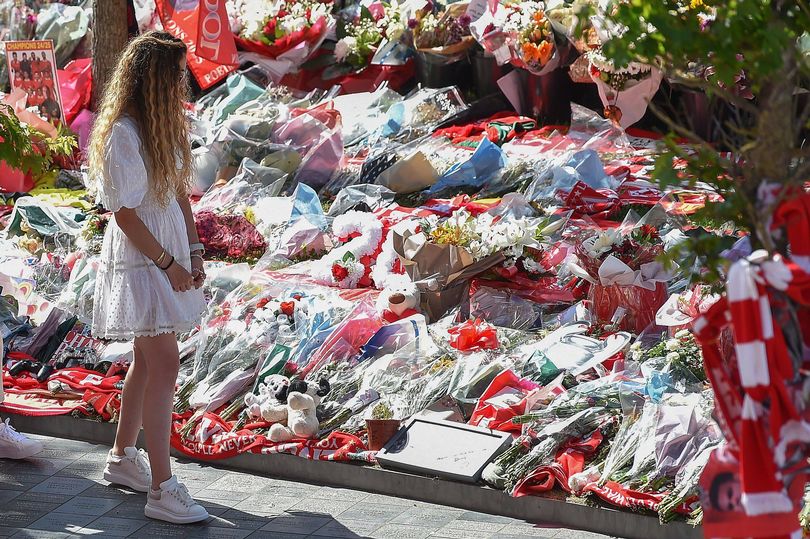 Diogo Jota's wife joins Liverpool players to pay emotional tribute to ...