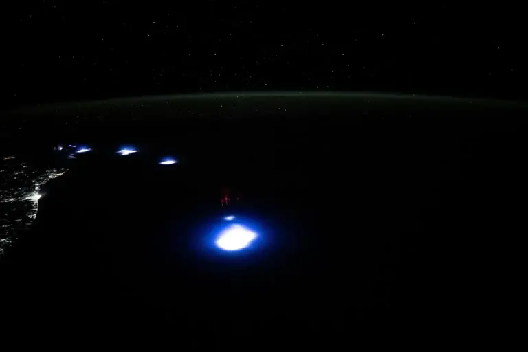 'Duendes vermelhos': astronauta da NASA a bordo da ISS registra forma ...