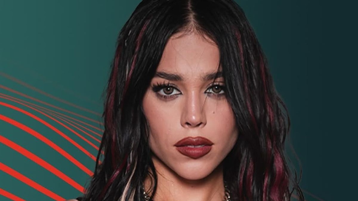 Danna, icono de estilo: Sus jeans baggy y sandalias de plataforma marcan el ritmo del verano 2025