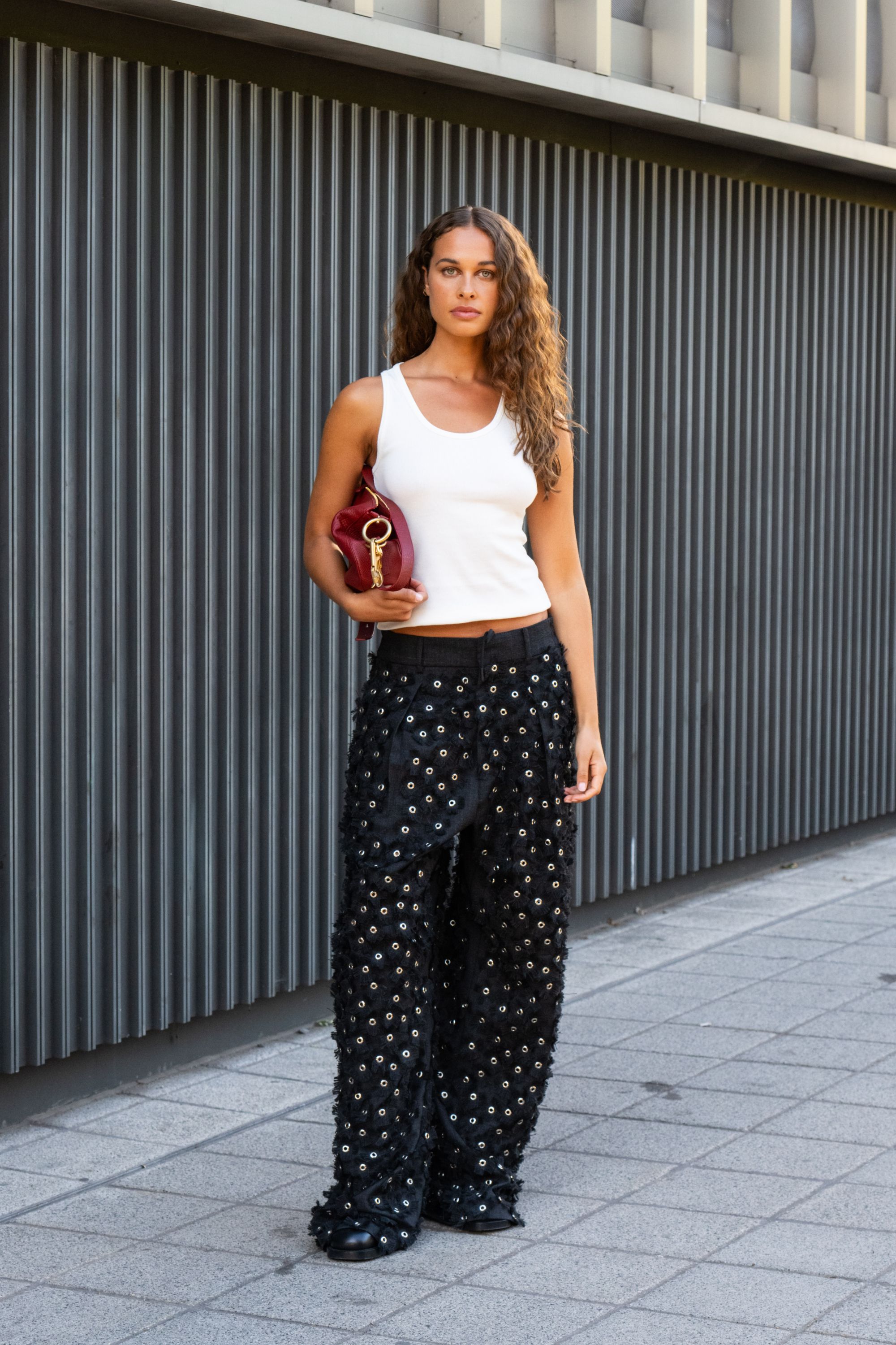 Los pantalones palazzo se llevan con estos tenis para ser la mejor ...