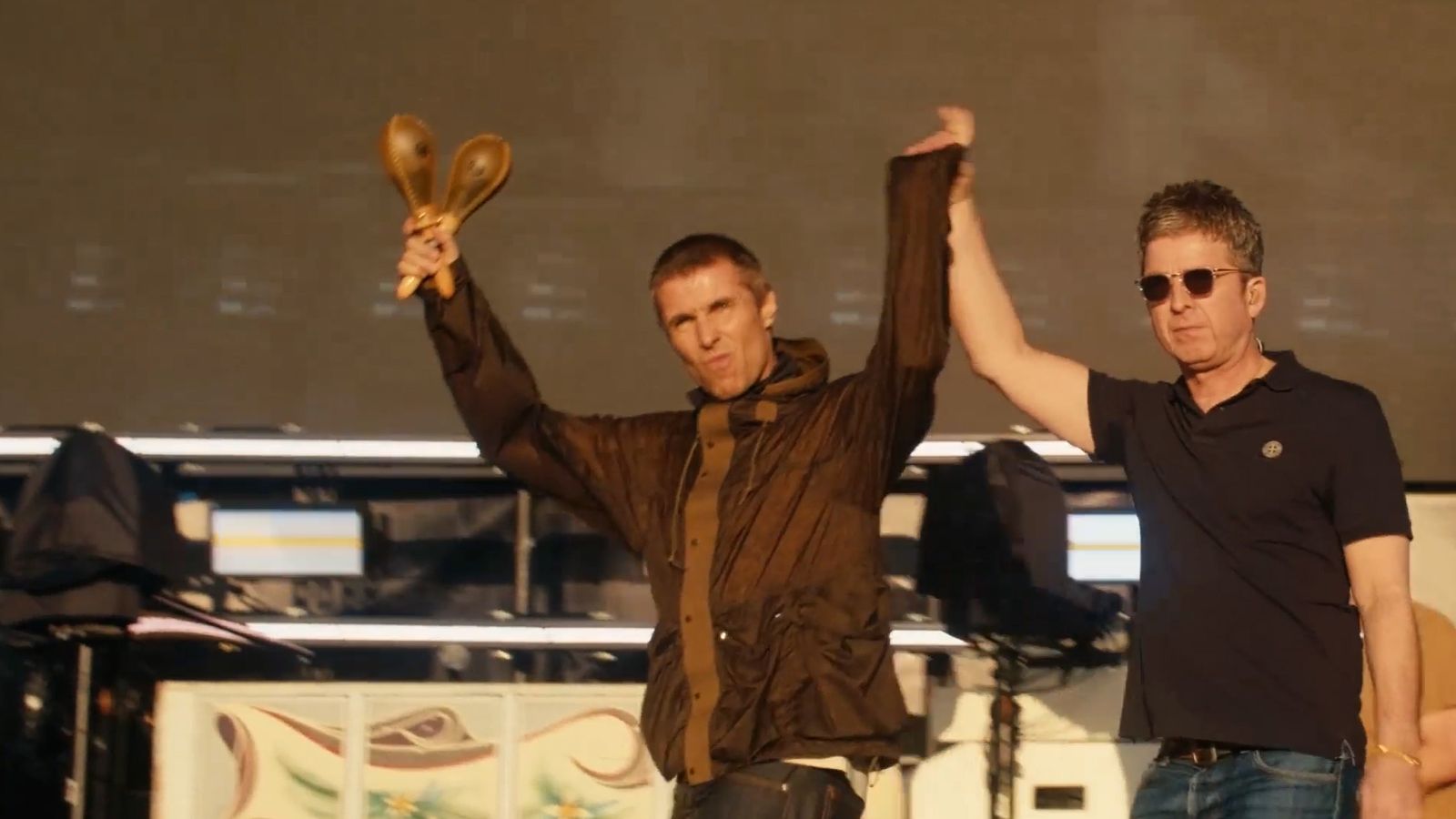 Oasis walk on at homecoming gig