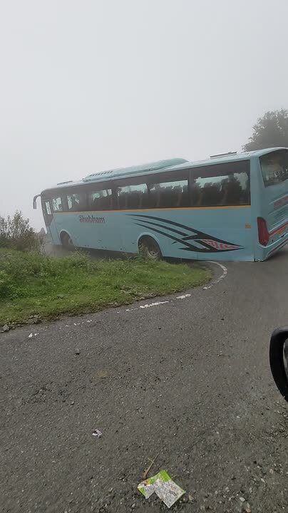 Bus Scrapes Side While Navigating Sharp Turn