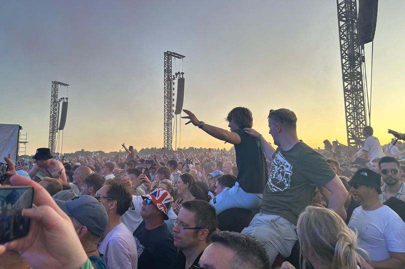 Oasis makes subtle Liverpool tribute as crowd united
