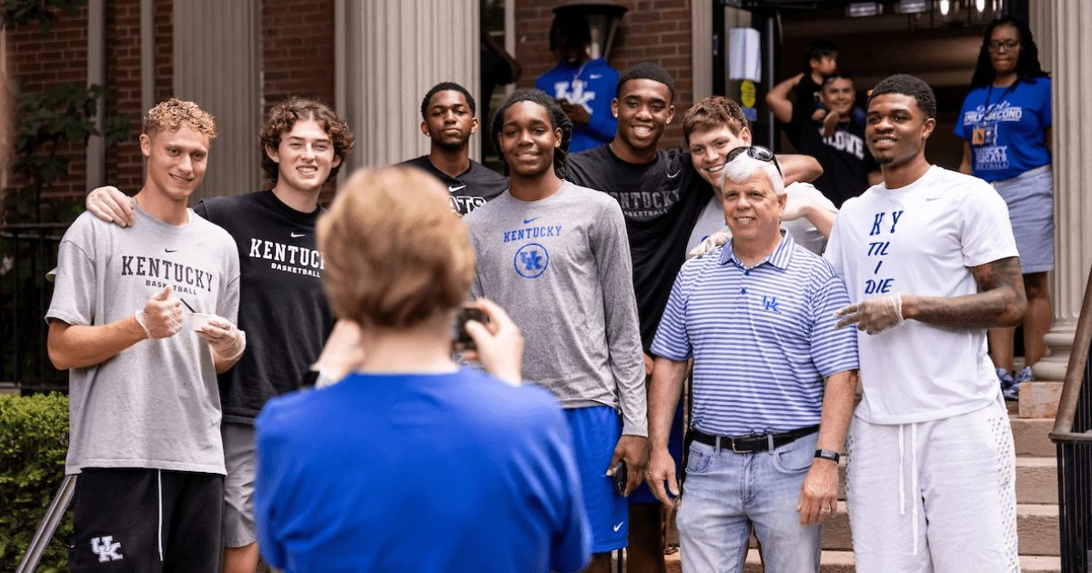 Kentucky Basketball team volunteers at Lexington Rescue Mission Summer ...