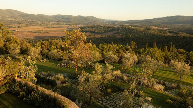 One Of The Italian Countryside's Prettiest Hotels Is A True Tuscan ...