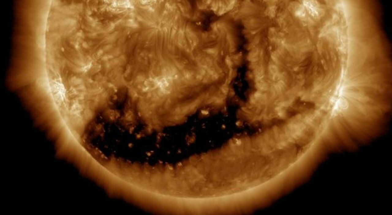 Tempesta geomagnetica nel weekend: il buco coronale (dalla forma ...