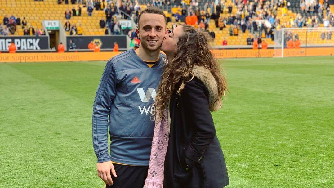 O 'pormenor' de Rute Cardoso durante a sua visita ao memorial de Diogo Jota