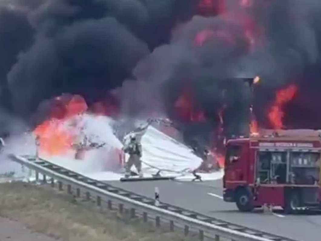 In the middle of the highway: Truck crash causes huge fire