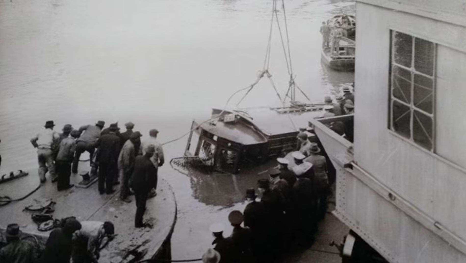 El tranvía del Puente Bosch de Buenos Aires cae al río y muere casi todo el pasaje