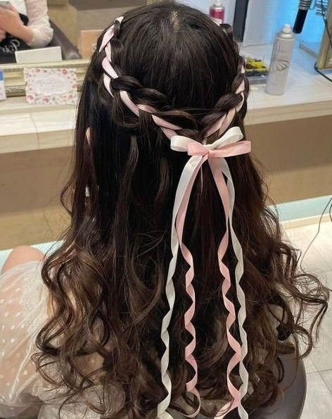 Deretan Ide Kepang Rambut dengan Pita yang Feminin dan Timeless