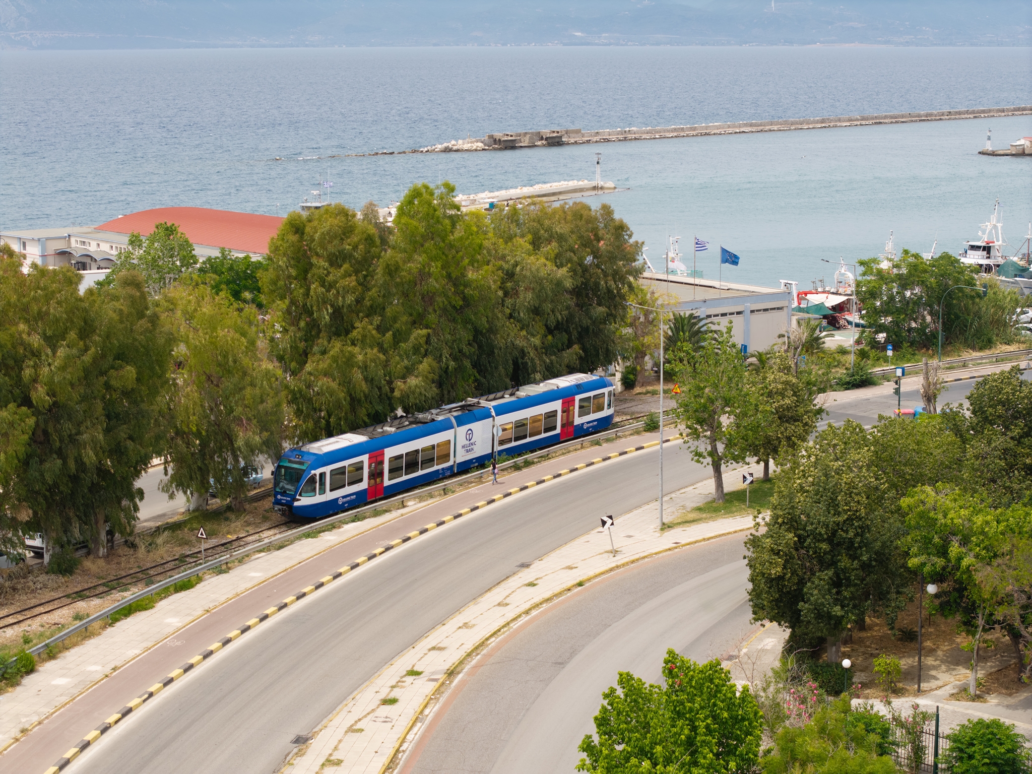 Πάτρα: Σύγκρουση συρμού του Προαστιακού με αυτοκίνητο