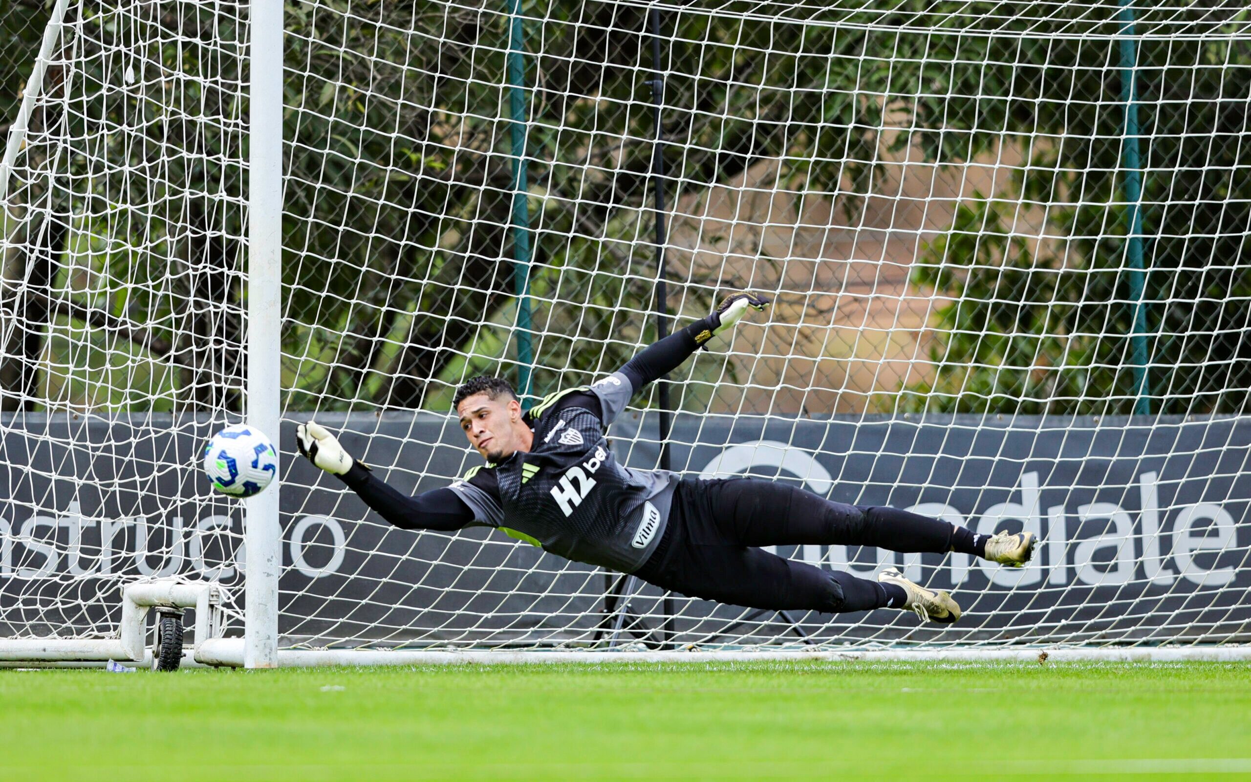Gabriel Delfim ganha chance rara no gol Atlético-MG com ausência de Everson