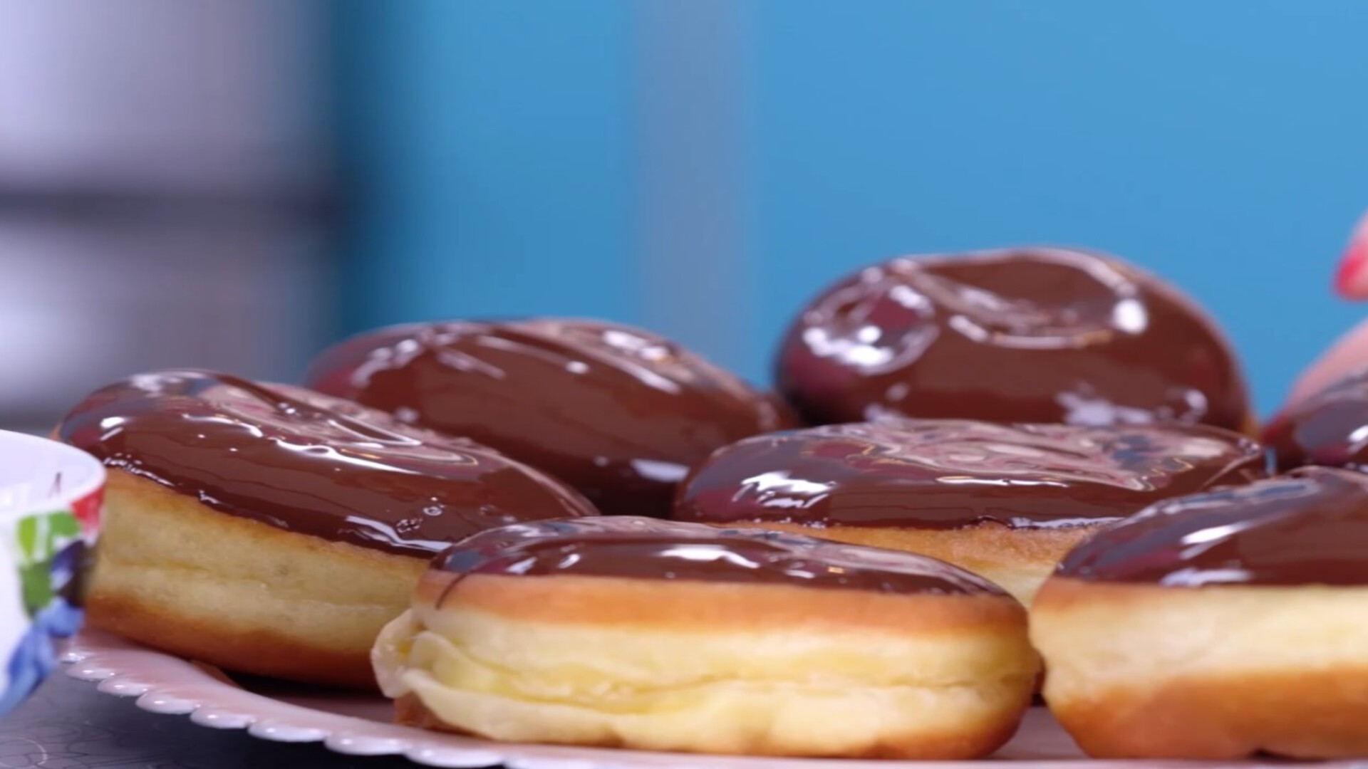 Donuts de cuajada de lima con salsa de chocolate