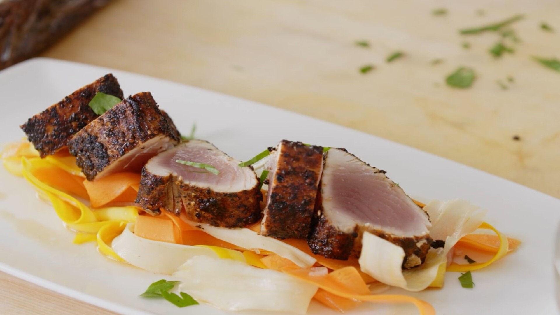 Filetto di tonno in crosta di caffè, al sangue e perfettamente scottato