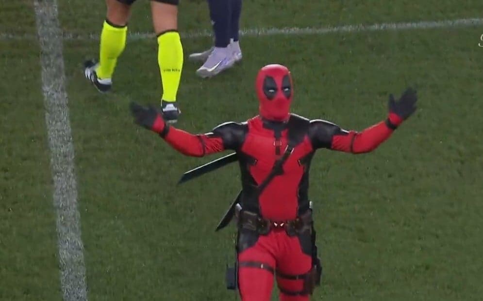 Deadpool rouba a cena em amistoso do Wrexham de clube de ator de Hollywood