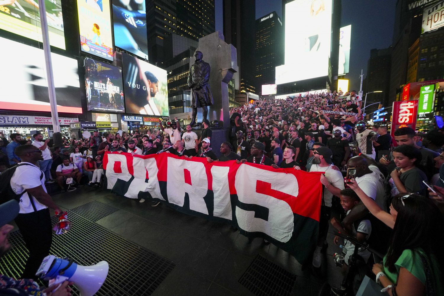 Chelsea/PSG – Incredible images of the Collectif Ultras Paris in Times ...