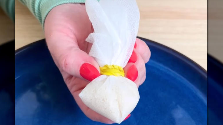 How To Make DIY Drawer Sachets Out Of Rice And Your Favorite Scent