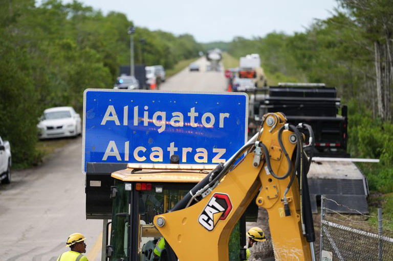 Florida locals hang 'this is a concentration camp' under Alligator ...