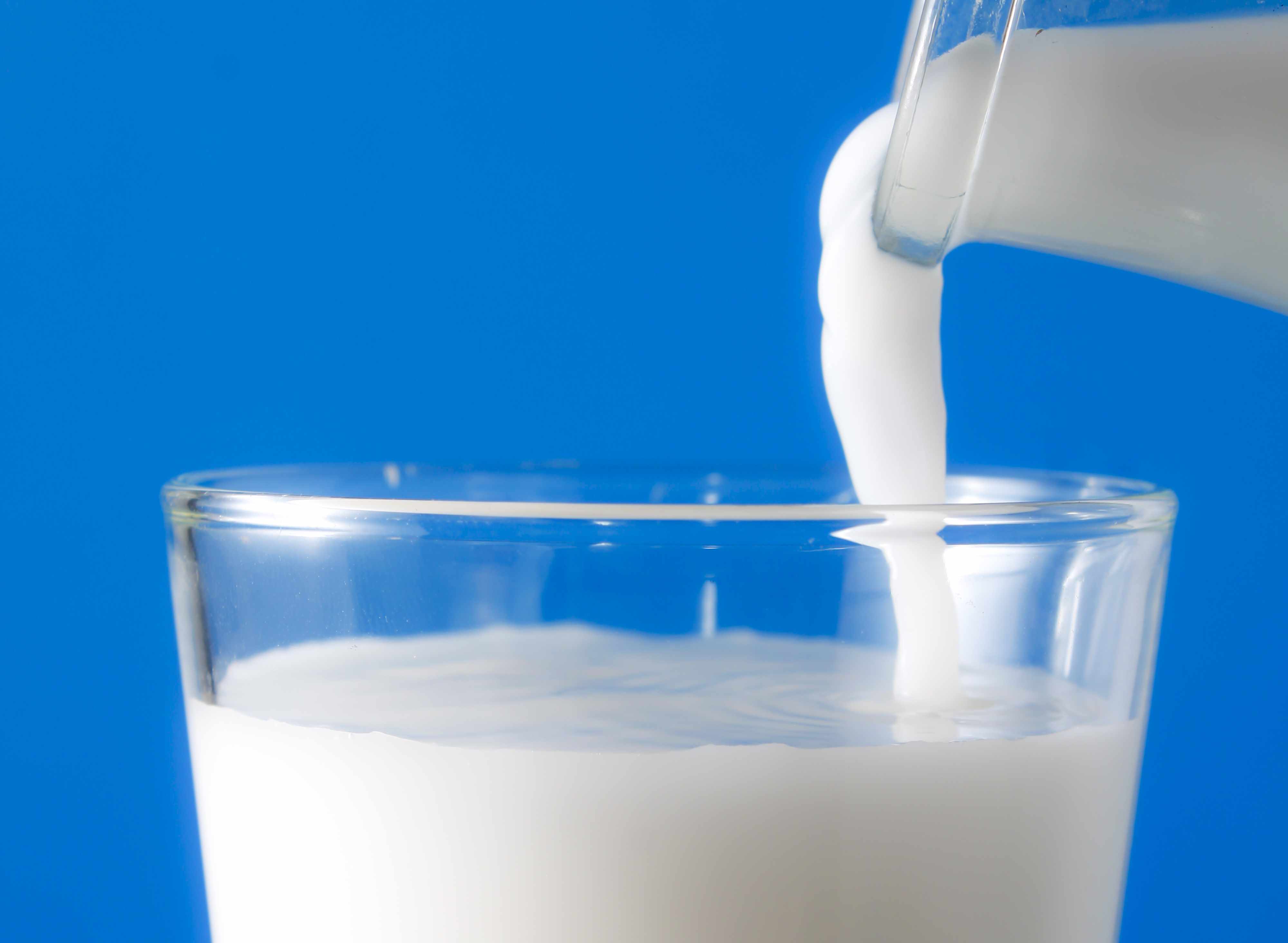 6 Reasons Cow's Milk May Be Healthier Than Oat Milk