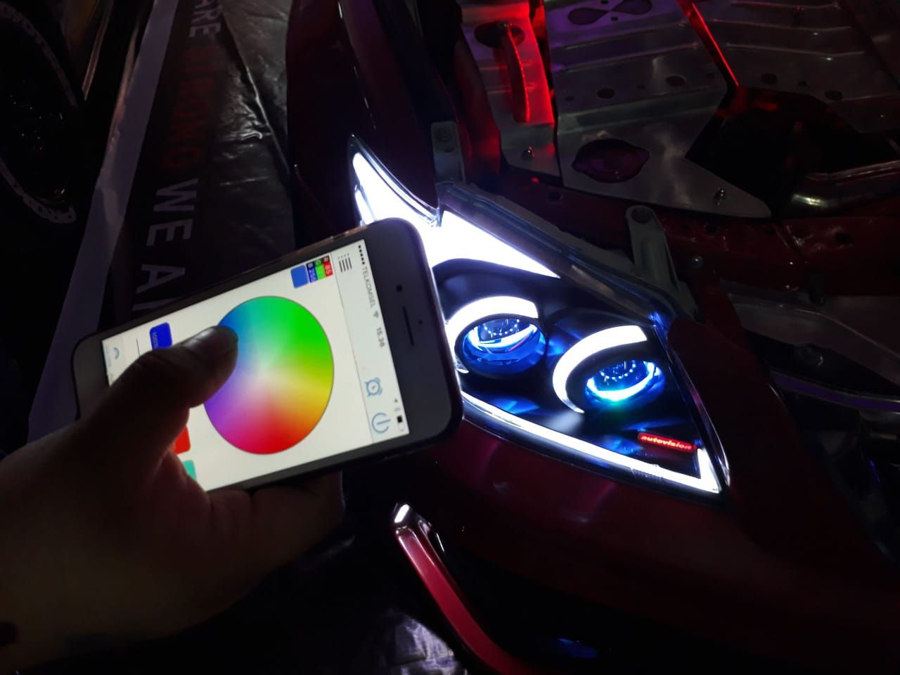 Apa Bedanya Modifikasi Lampu di Mobil Listrik dan Mobil Konvensional?