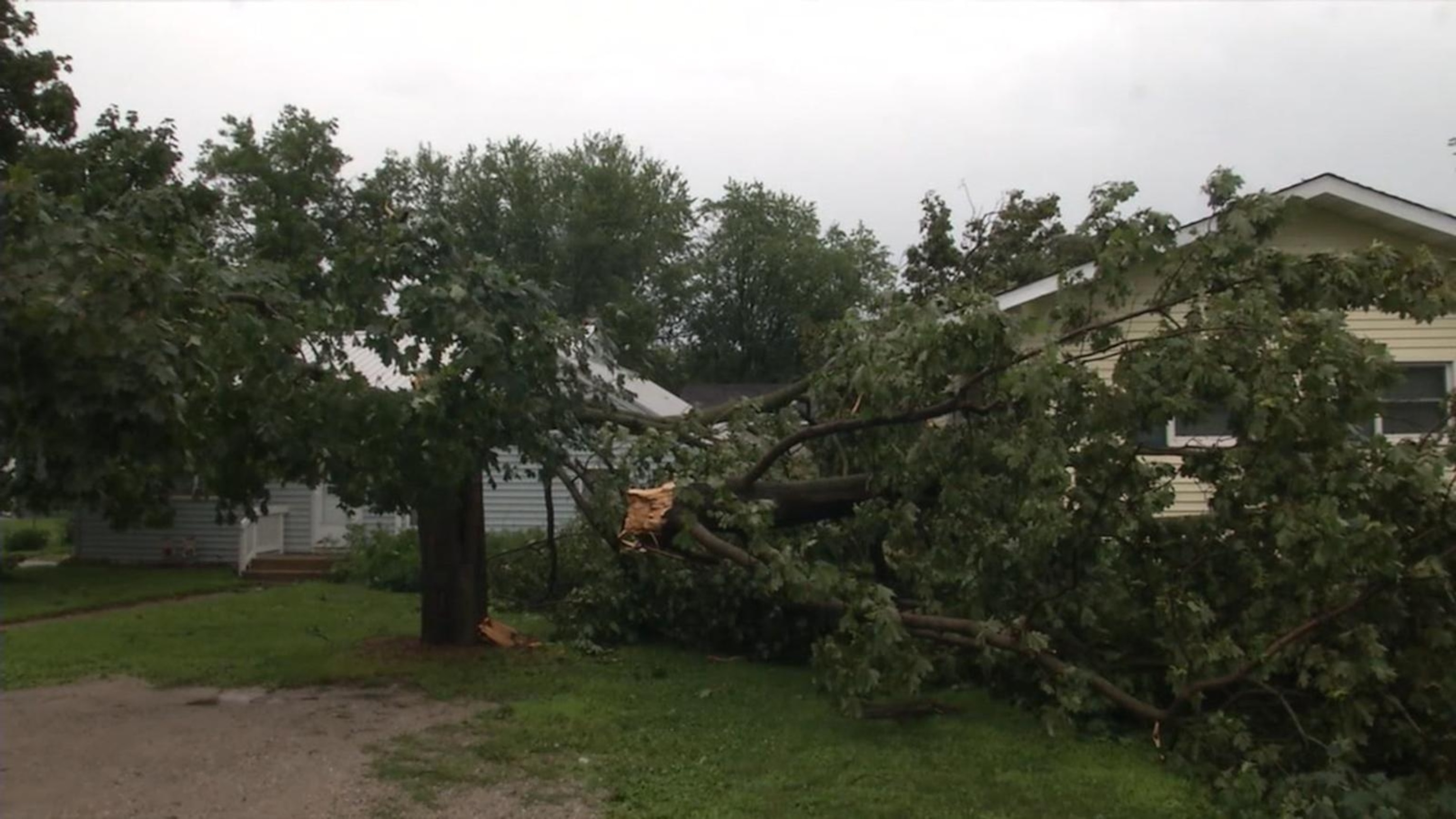 Heavy rain and damaging winds sweep through Midwest