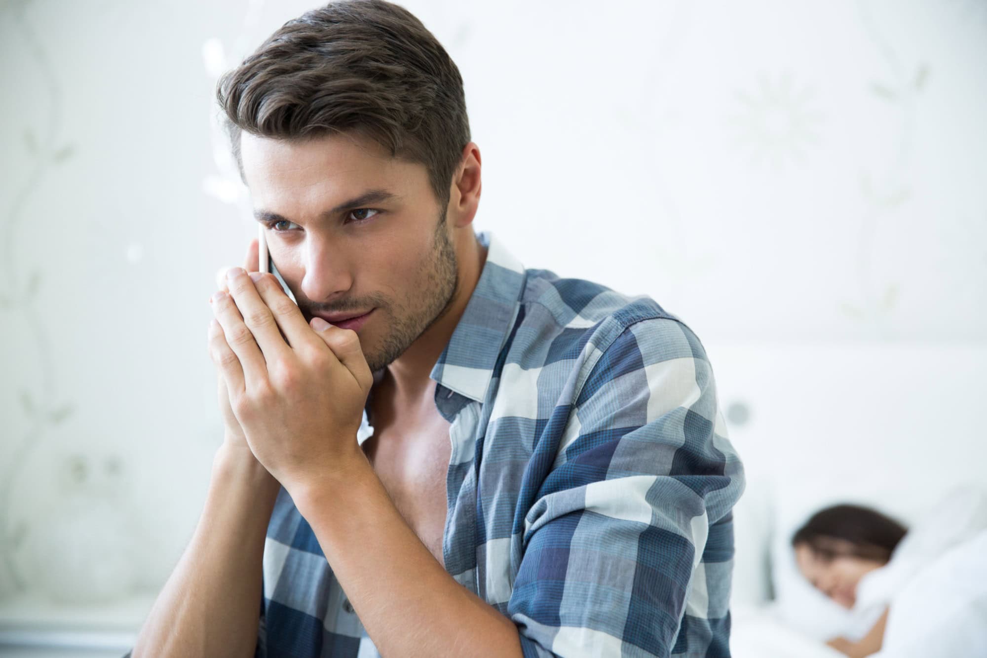 16 Things Couples Do That Signal Distrust