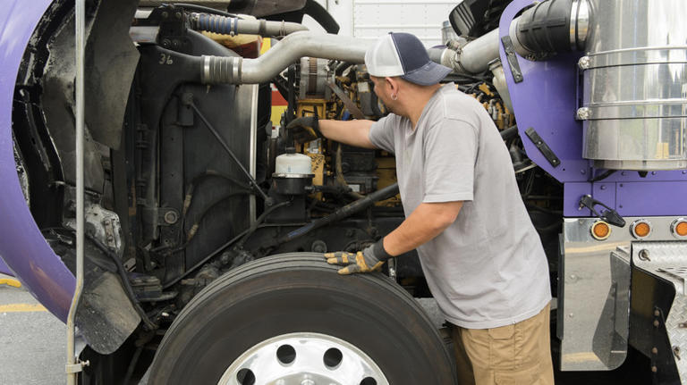 There's A Good Reason Semi Trucks Don't Use V8s