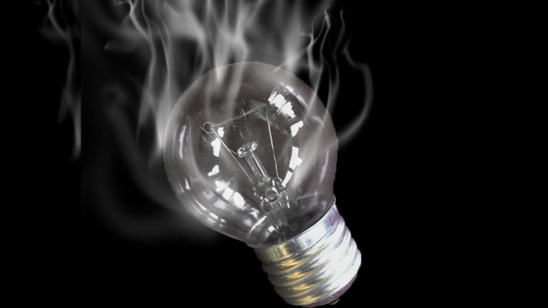 No, You Shouldn't Use A Regular Light Bulb In An Oven - Here's Why