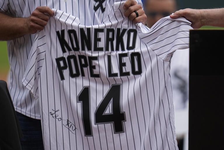 From one 14 to another, White Sox great Konerko gets gift from Pope Leo XIV in honor of 2005 title