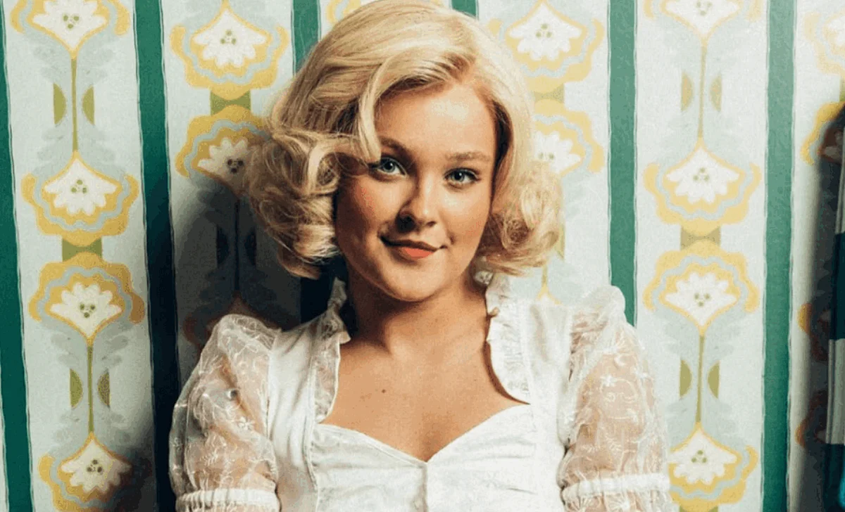 OG 'Bette Davis Eyes' singer Kim Carnes seemingly shades JoJo Siwa in a ...